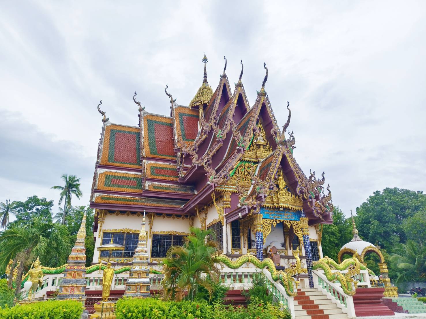 Wat Plai Laem Koh Samui – Temple Tour with Private Taxi & Minibus Service